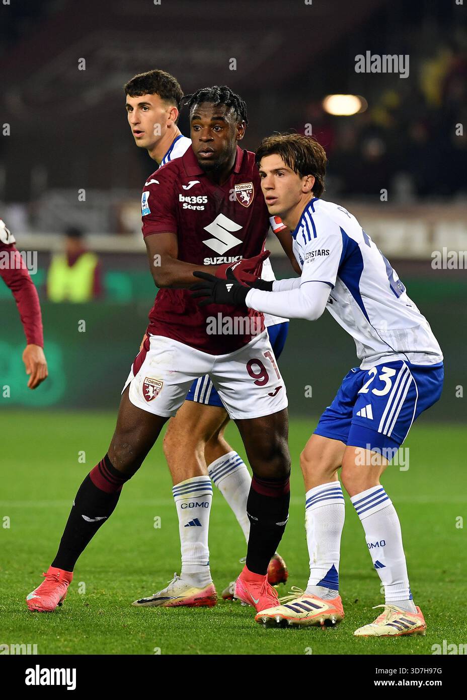Duvan Zapata of Torino FC and Maximo Perrone of Como Calcio during ...