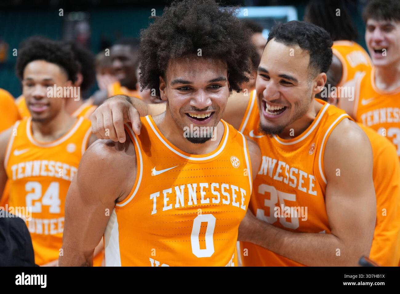 Tennessee guard Ja'Kobi Gillespie (0) and guard Ethan Burg (35 ...