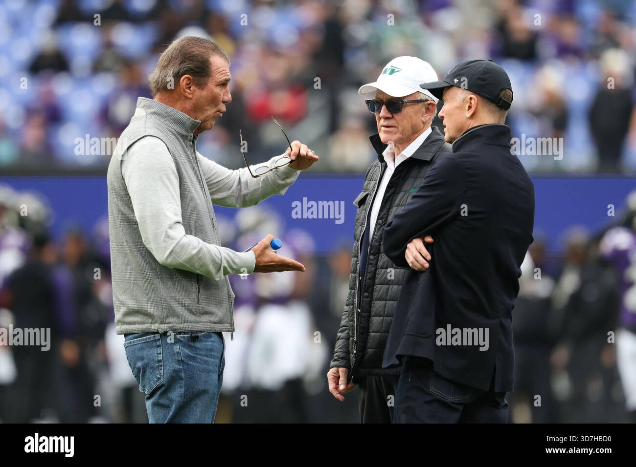 Baltimore Ravens owner Steve Bisciotti, left, talks with New York Jets ...