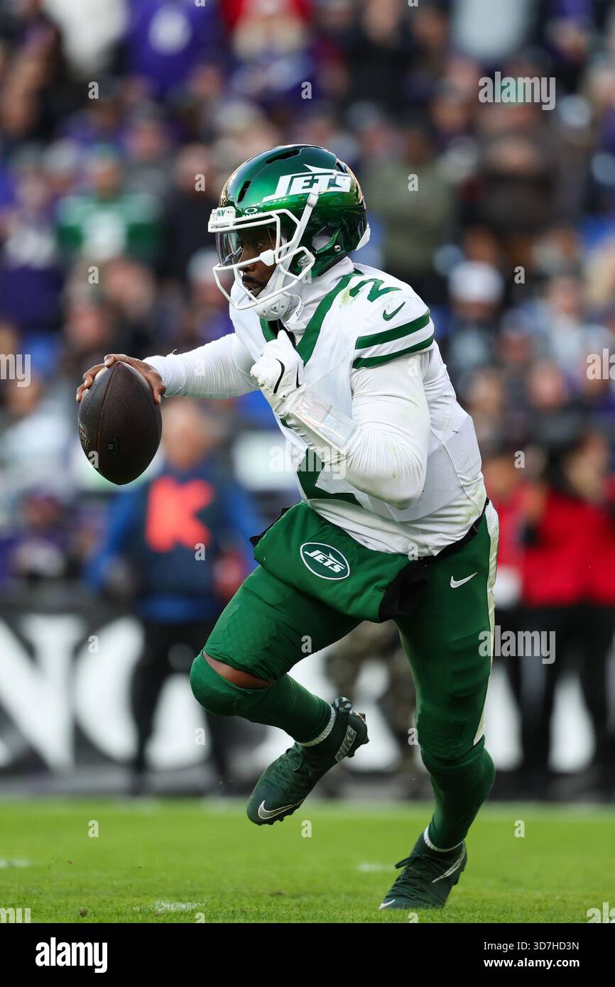 New York Jets quarterback Tyrod Taylor (2) runs the ball during the ...