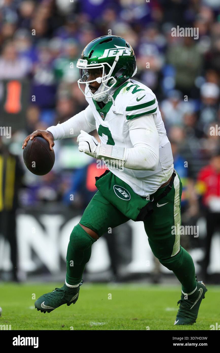 New York Jets quarterback Tyrod Taylor (2) runs the ball during the ...