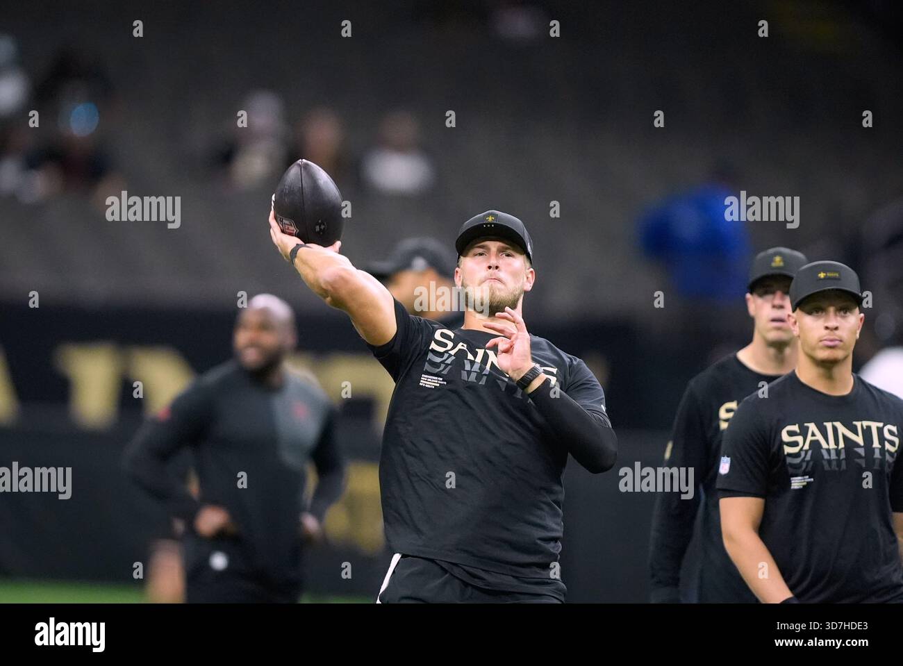 New Orleans Saints quarterback Tyler Shough warms up before an NFL ...