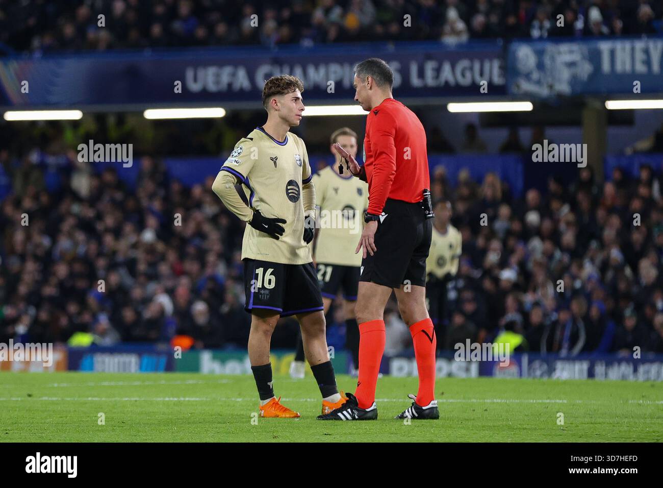 Fermin Lopez of FC Barcelona speaks to the match referee Slavko Vin?i ...