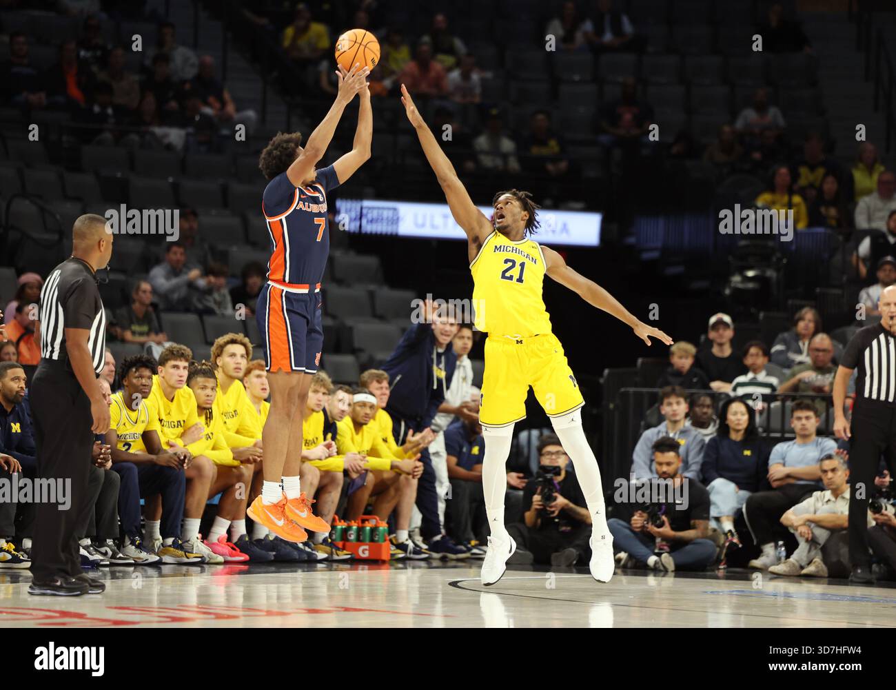 Auburn guard Keyshawn Hall (7) goes up for a shot over Michigan forward ...