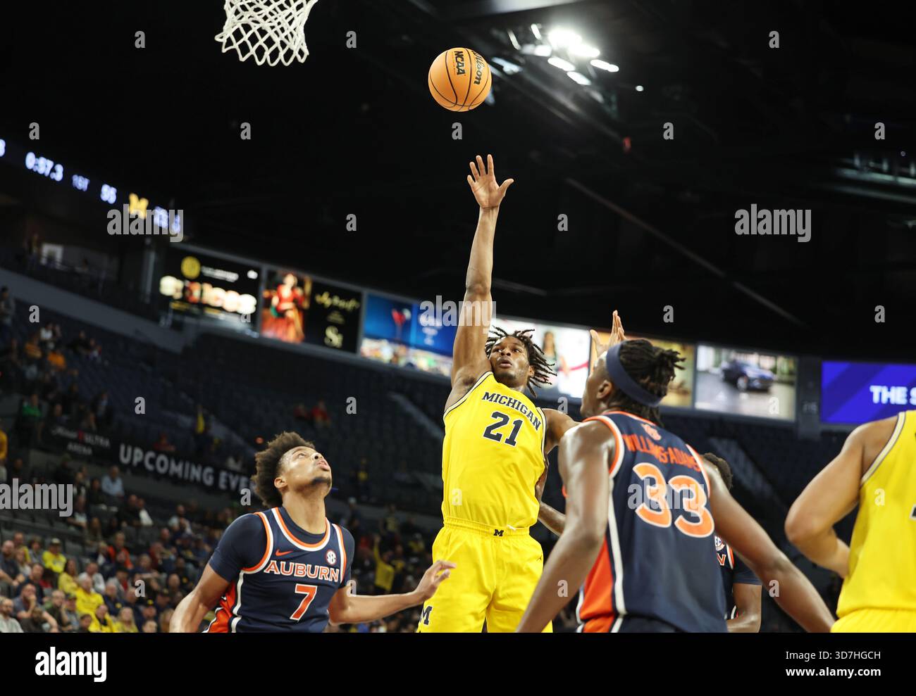 Michigan forward Morez Johnson Jr. (21) shoots the ball near Auburn ...