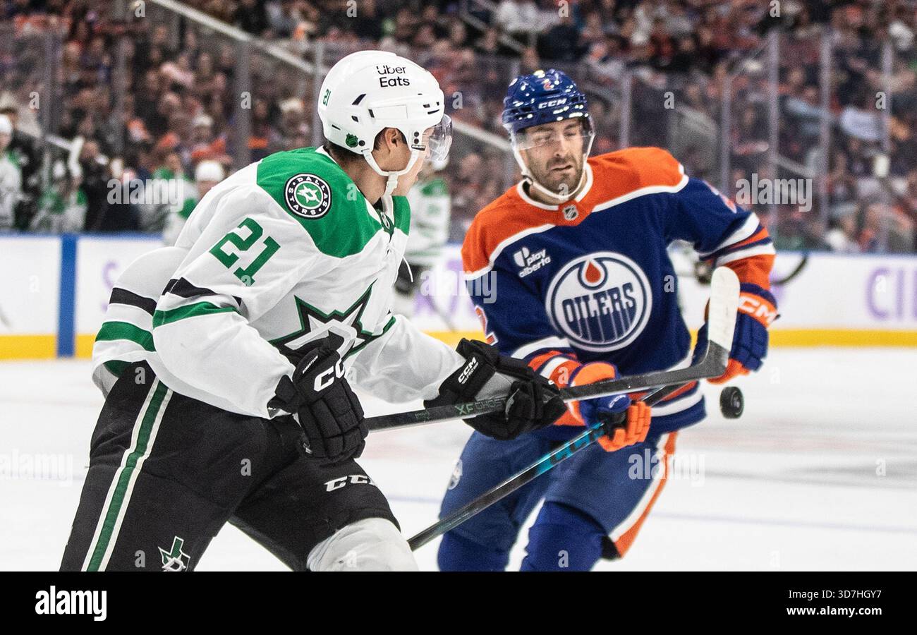 Dallas Stars' Jason Robertson (21) and Edmonton Oilers' Evan Bouchard ...