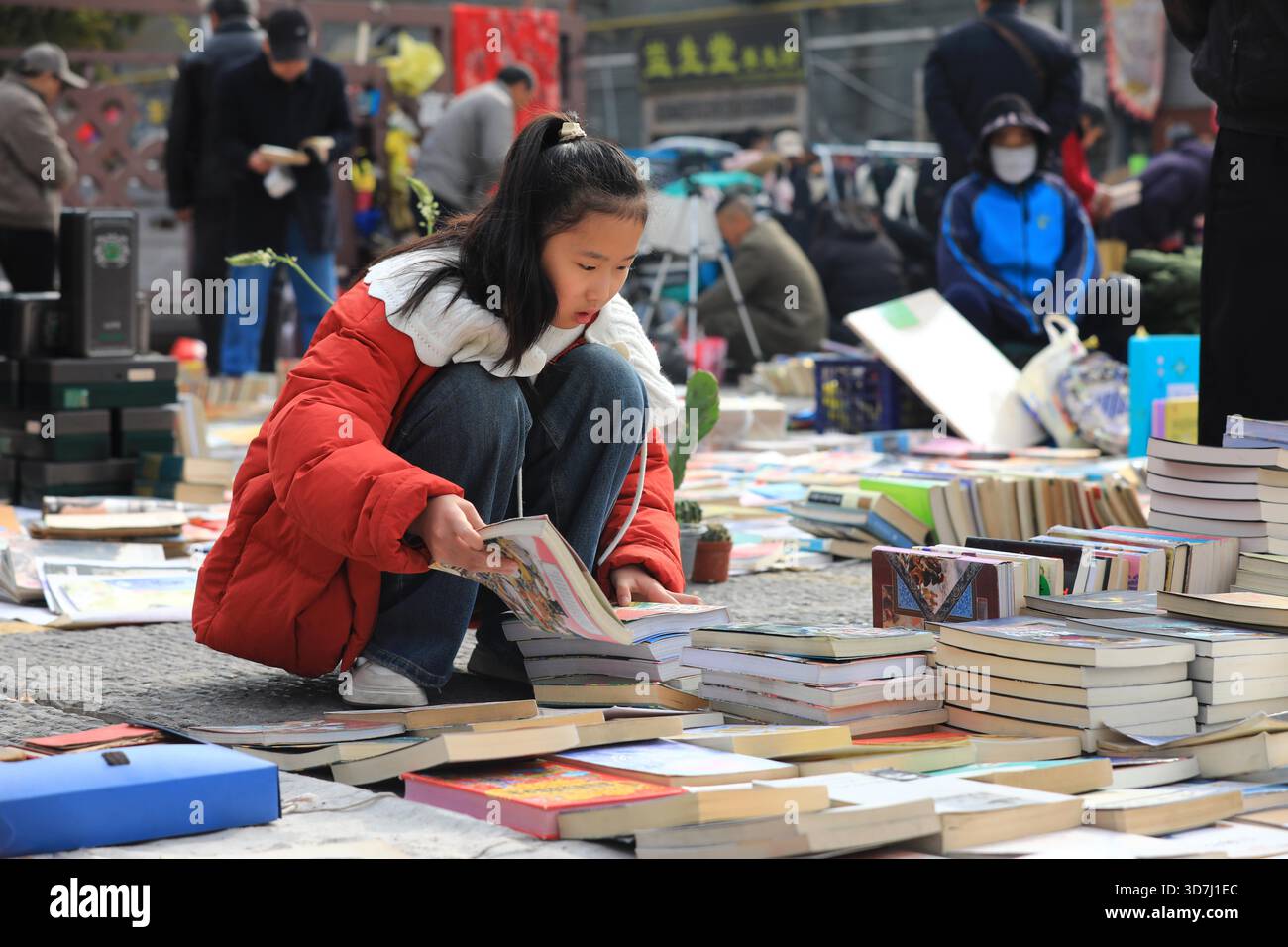 People select and read books at a second-hand book market in Huai'an ...