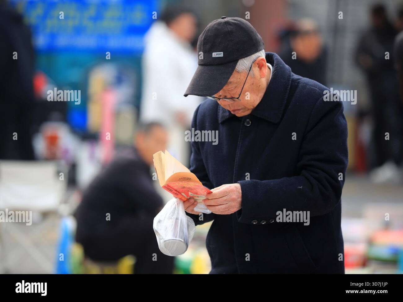 People select and read books at a second-hand book market in Huai'an ...