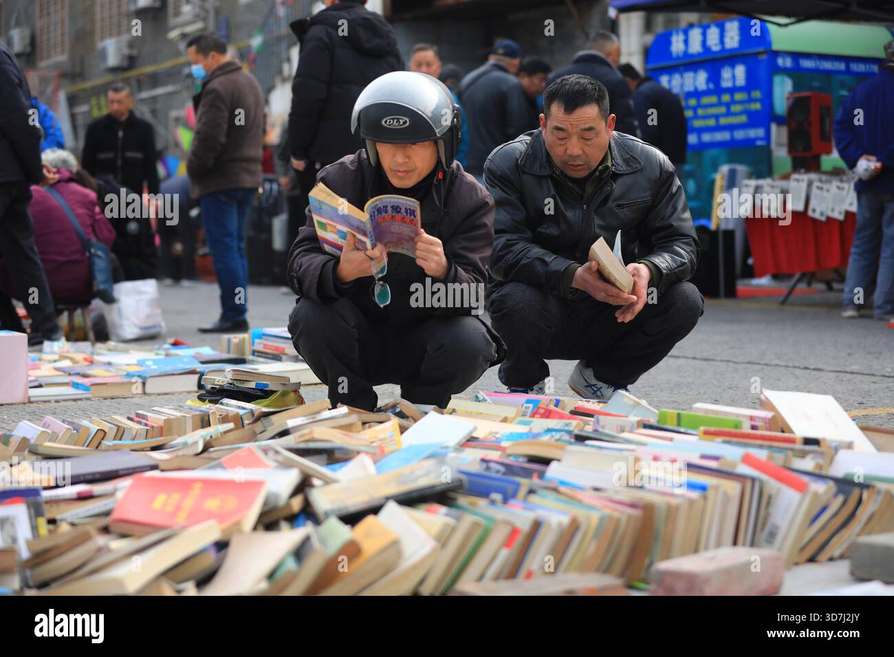People select and read books at a second-hand book market in Huai'an ...