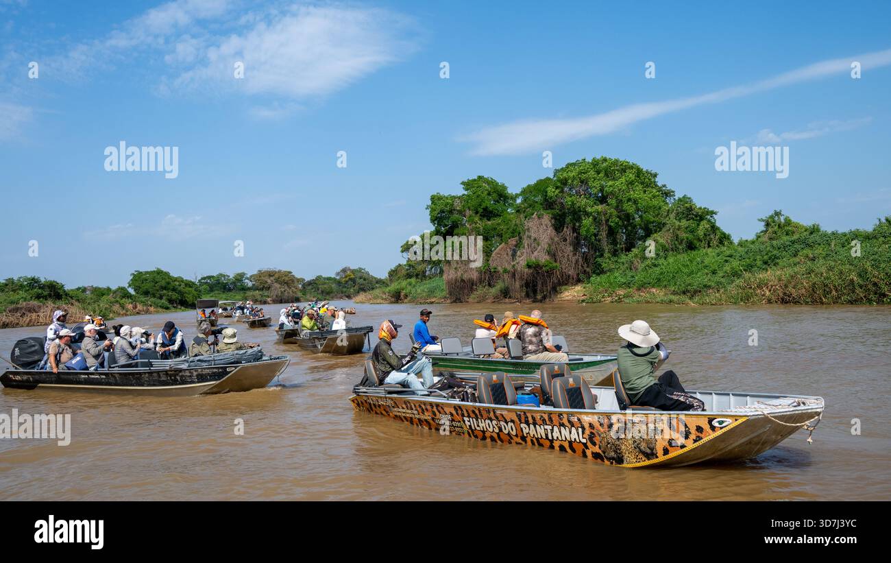 Safari boats hi-res stock photography and images - Alamy