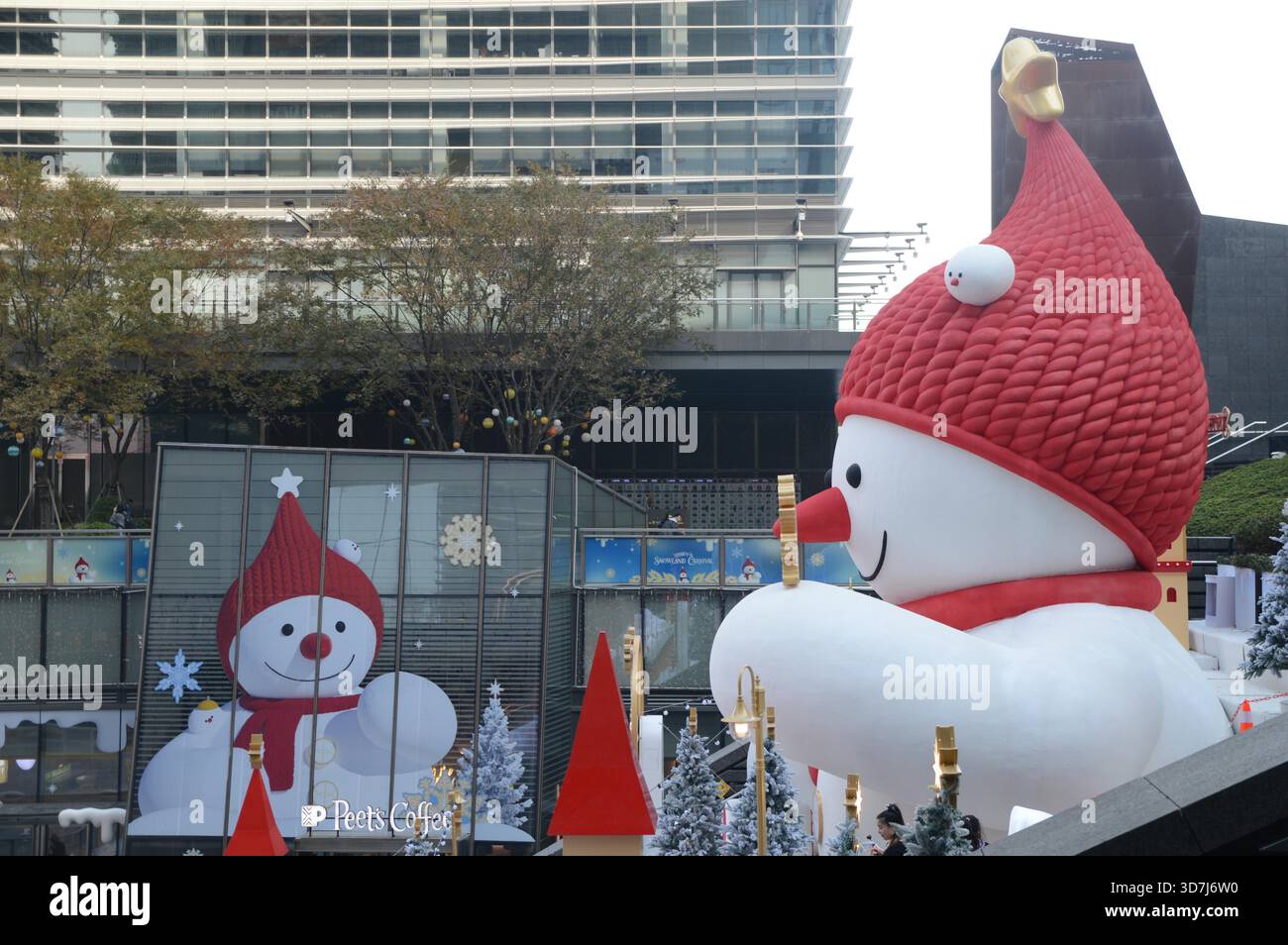 The Christmas atmosphere gets stronger in Shanghai, China, 23 November ...