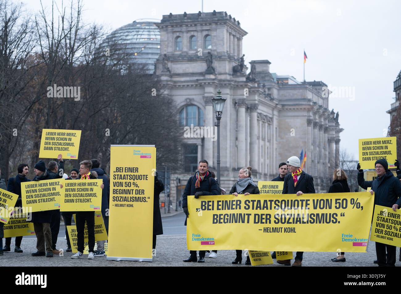 Berlin, Germany. 26th Nov, 2025. People gathered in front of the ...
