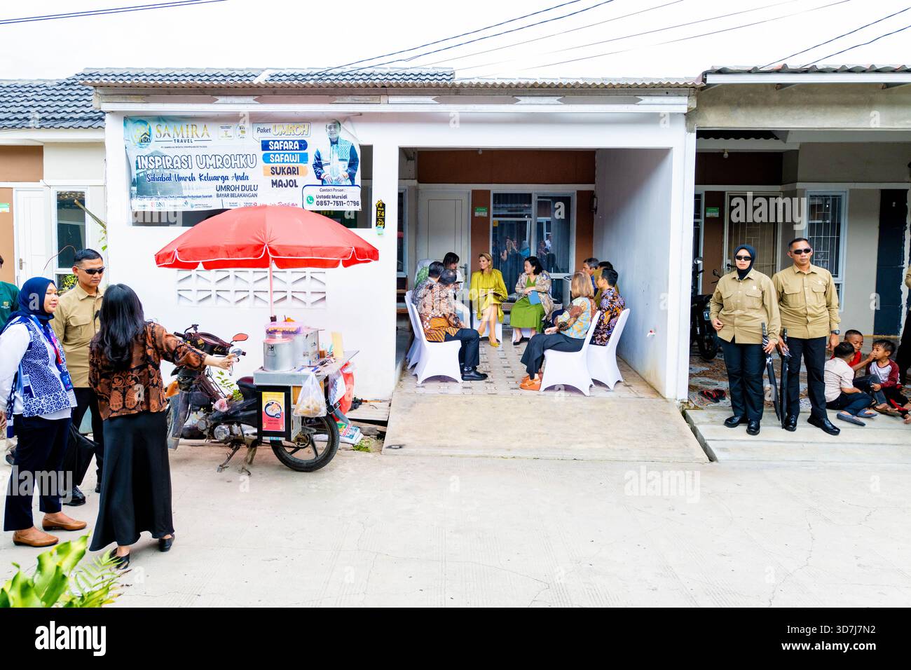 Queen Maxima during a field visit to Gran Harmoni Cluster Housing ...