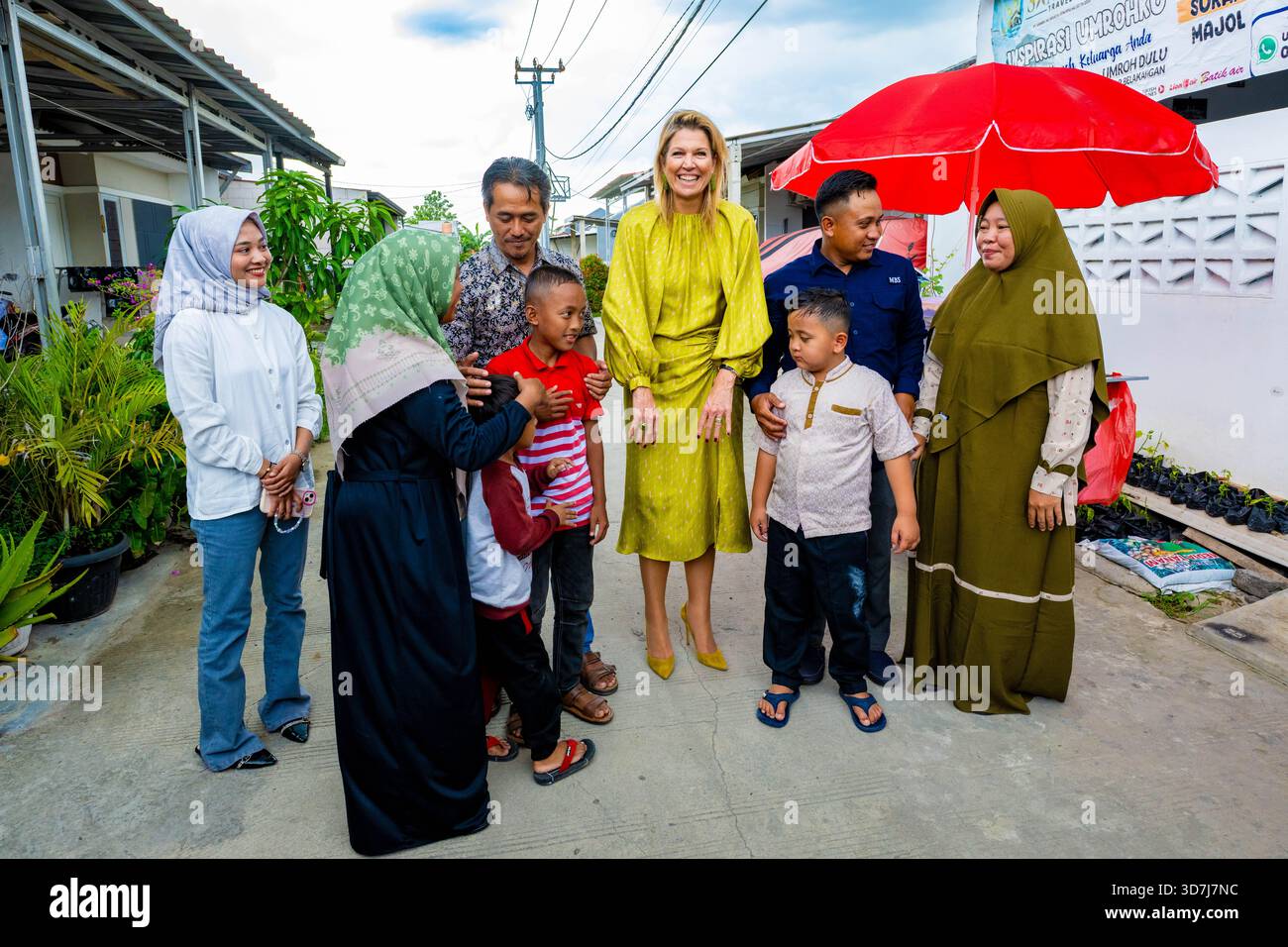 Queen Maxima during a field visit to Gran Harmoni Cluster Housing ...