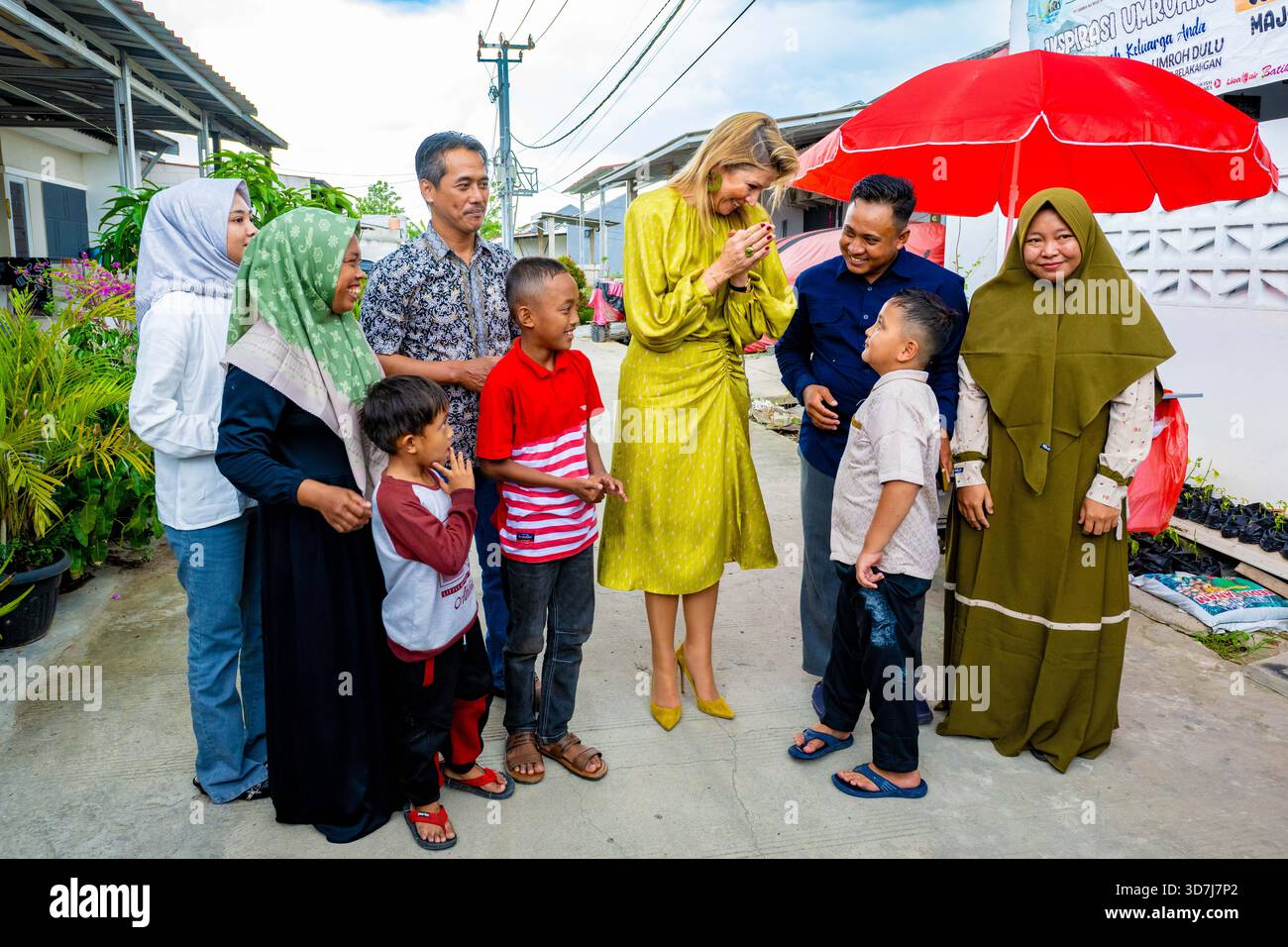 Queen Maxima during a field visit to Gran Harmoni Cluster Housing ...