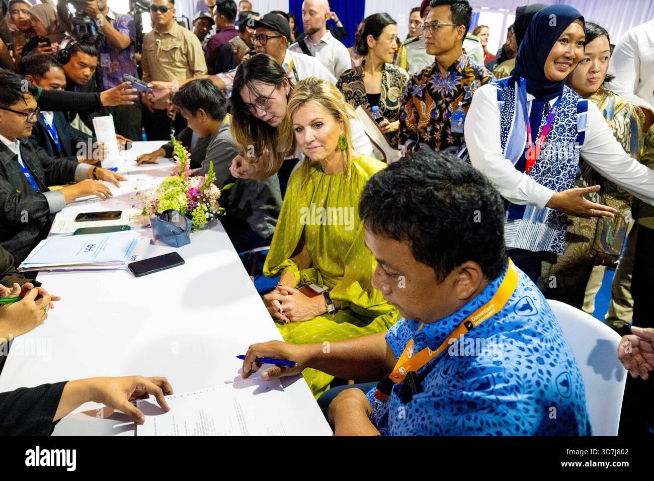 Queen Maxima during a field visit to Gran Harmoni Cluster Housing ...