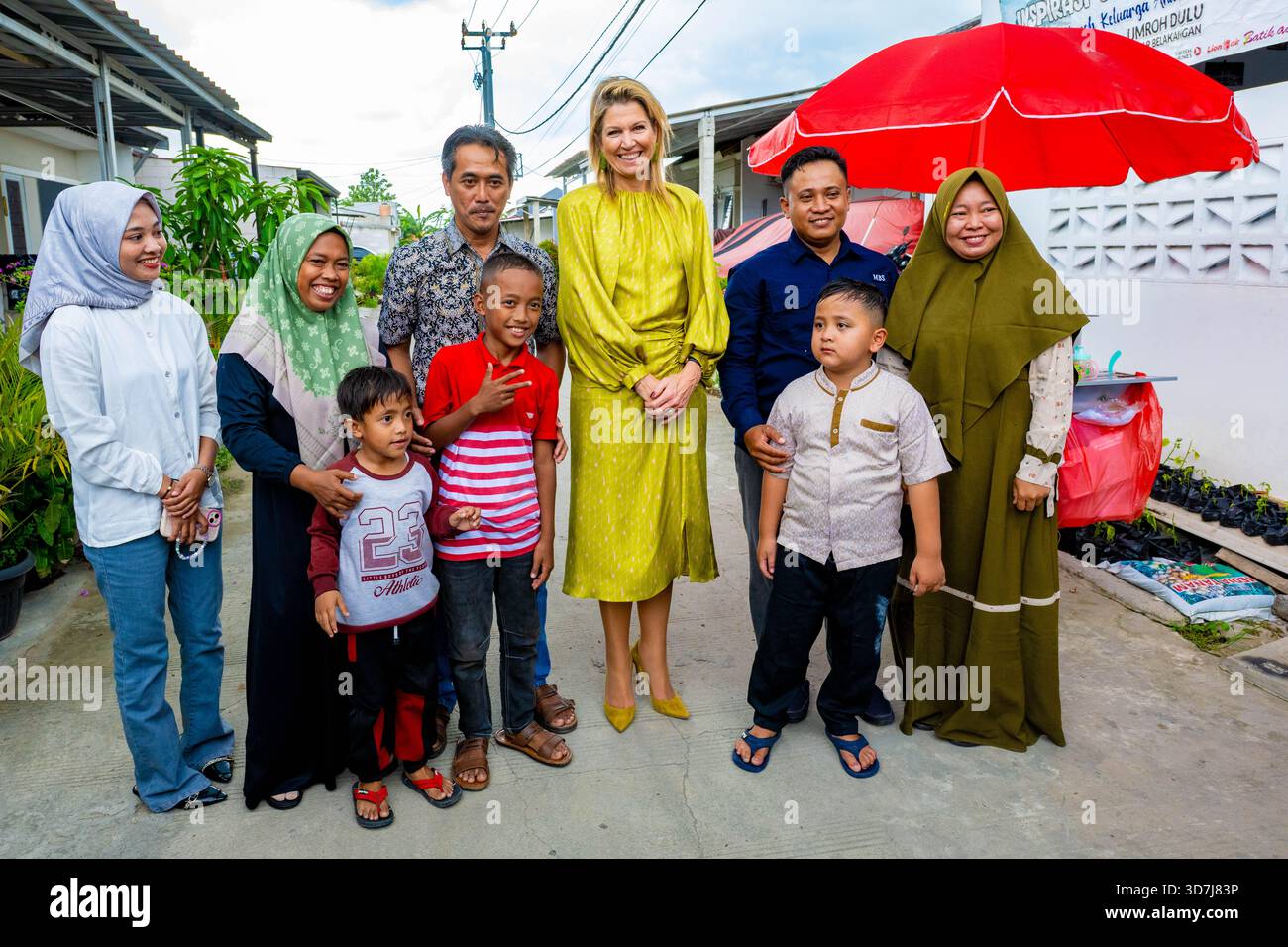 Queen Maxima during a field visit to Gran Harmoni Cluster Housing ...