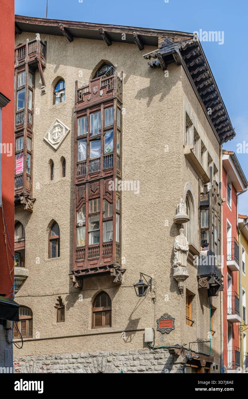 Classic wooden building bay hi-res stock photography and images - Alamy