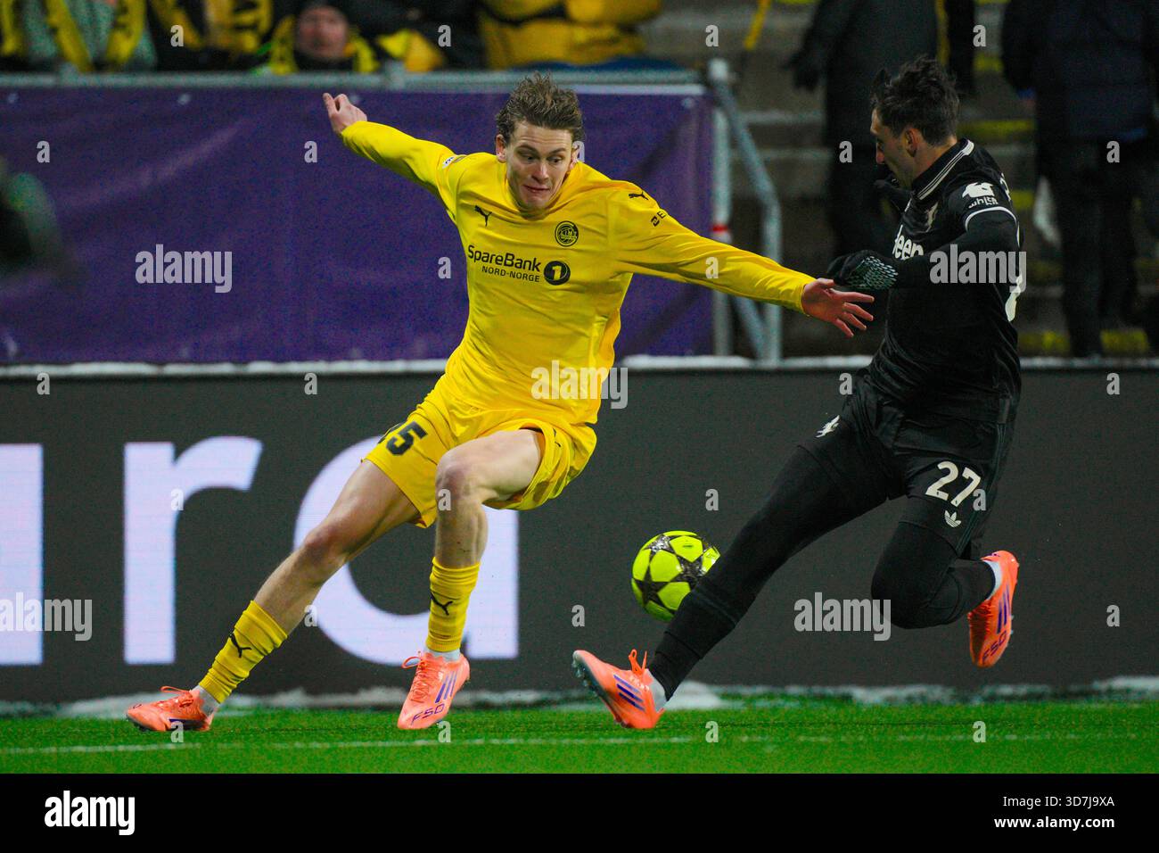 Bodoe 20251125. Bodoe/Glimt's Isak Määttä and Juventus' Andrea Cambiaso ...