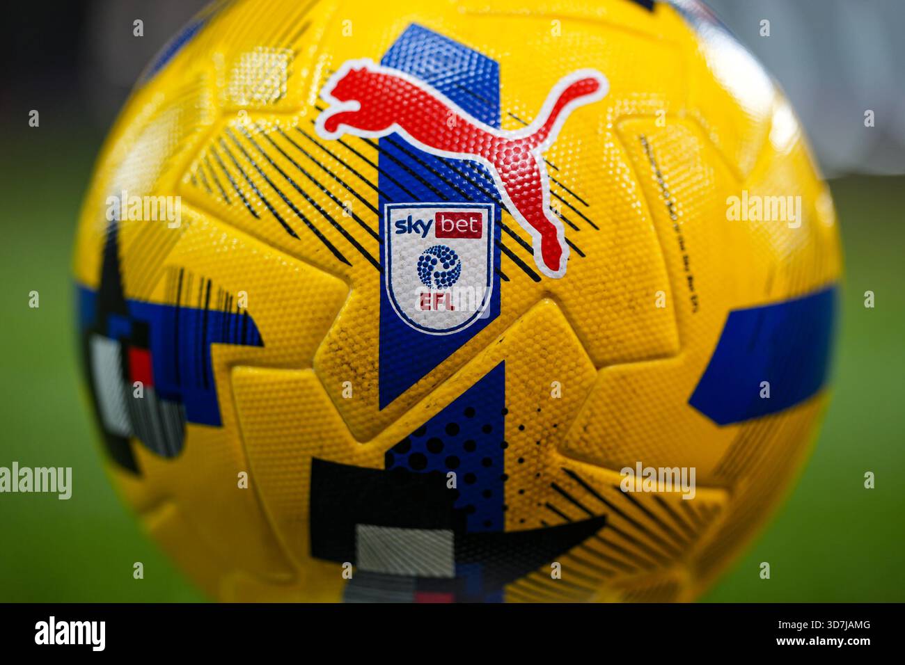 Luton, UK. 25th Nov, 2025. Puma Winter EFL Match Ball during the Sky ...