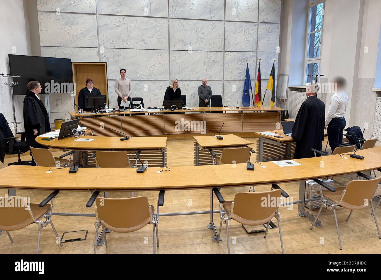 26 November 2025, Baden-Württemberg, Mannheim: The defendant (r) is on ...