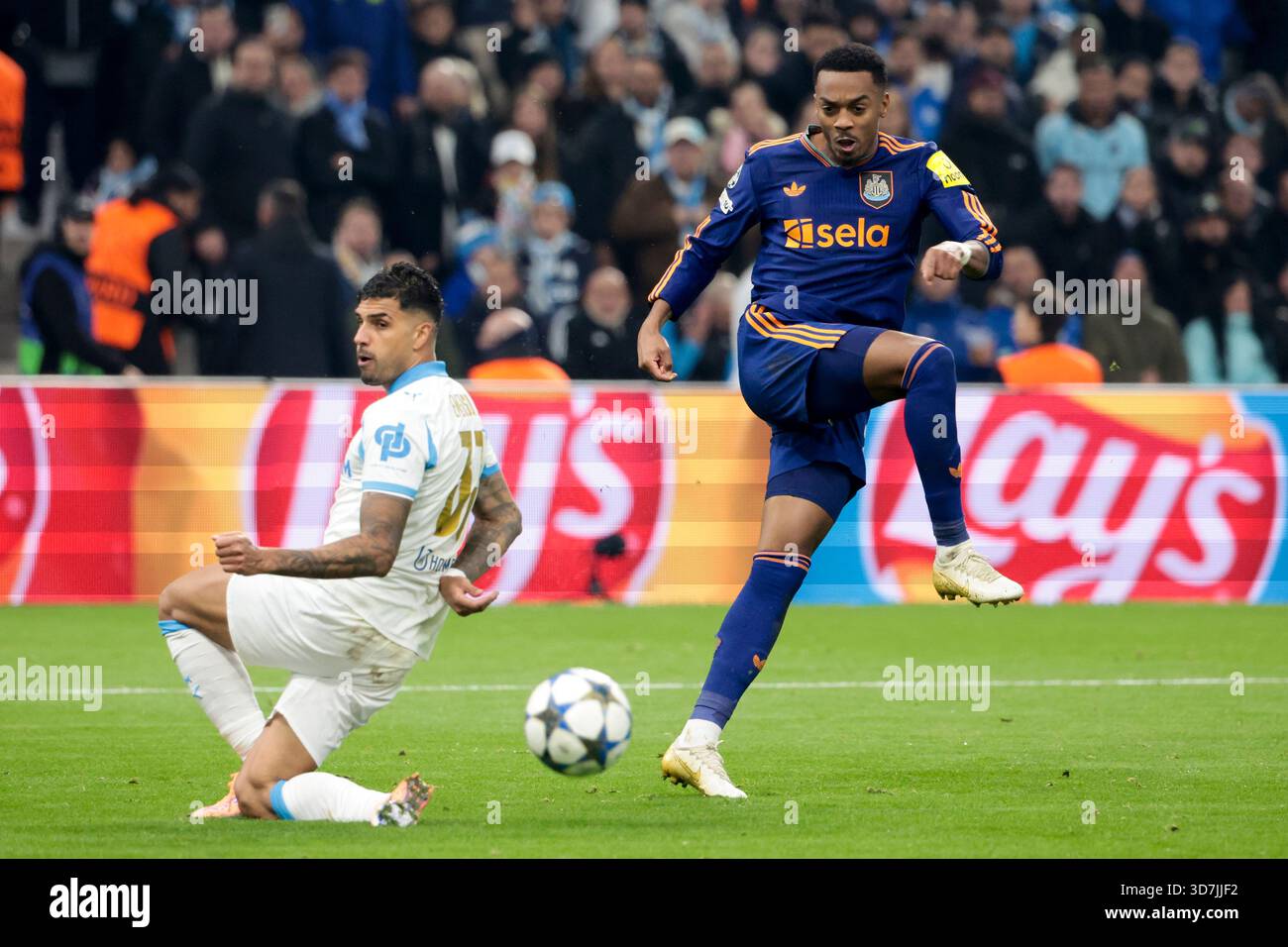 Joe Willock of Newcastle, left Emerson Palmieri of Marseille during the ...