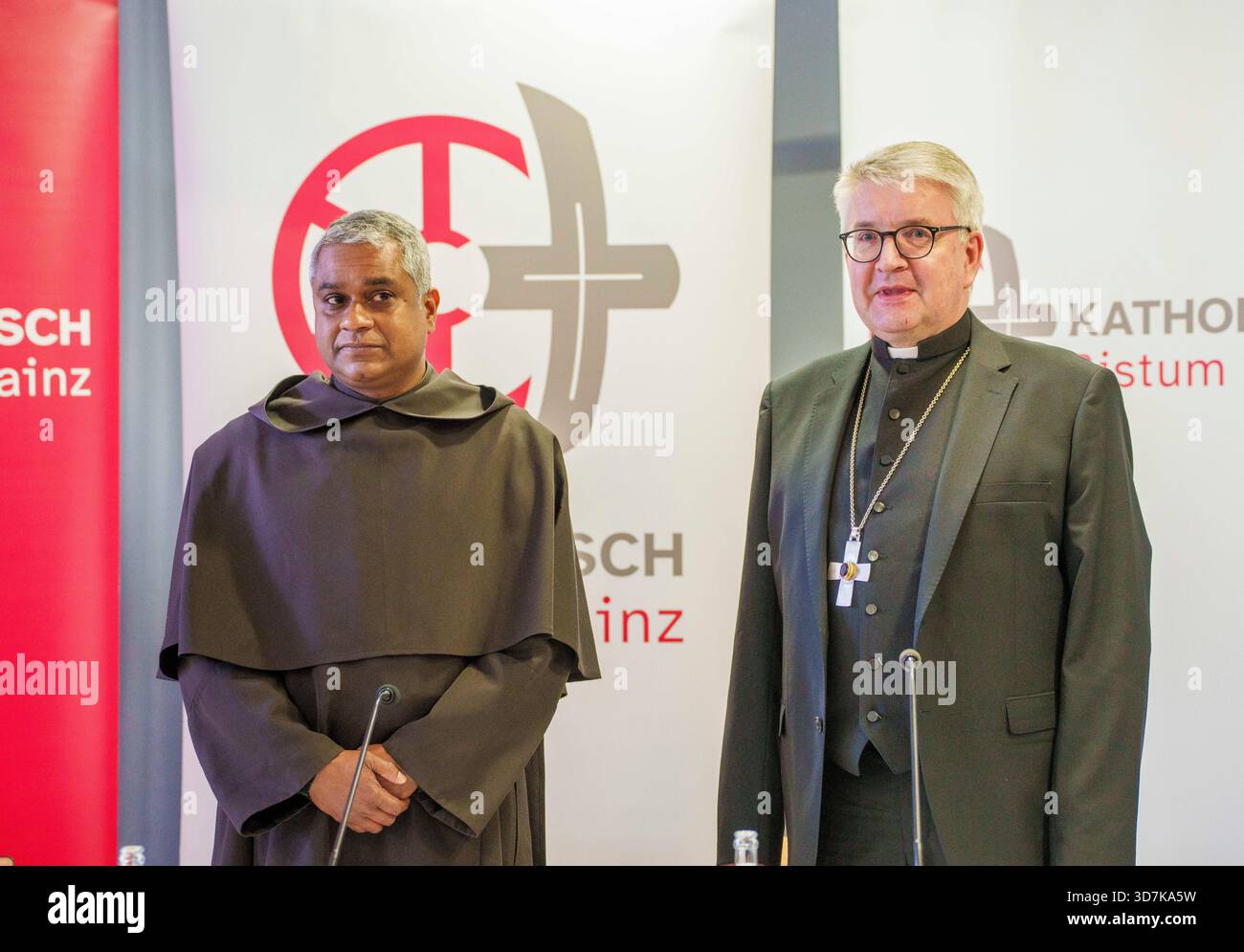 26 November 2025, Hesse, Mainz: Joshy George Pottackal (l), Auxiliary ...
