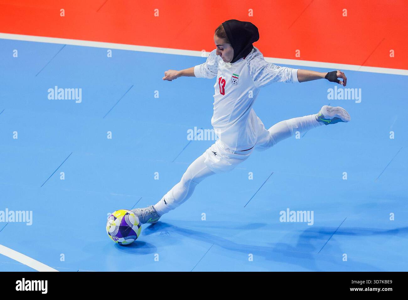(251126) -- PASIG CITY, Nov. 26, 2025 (Xinhua) -- Mahtab Banaei of Iran ...