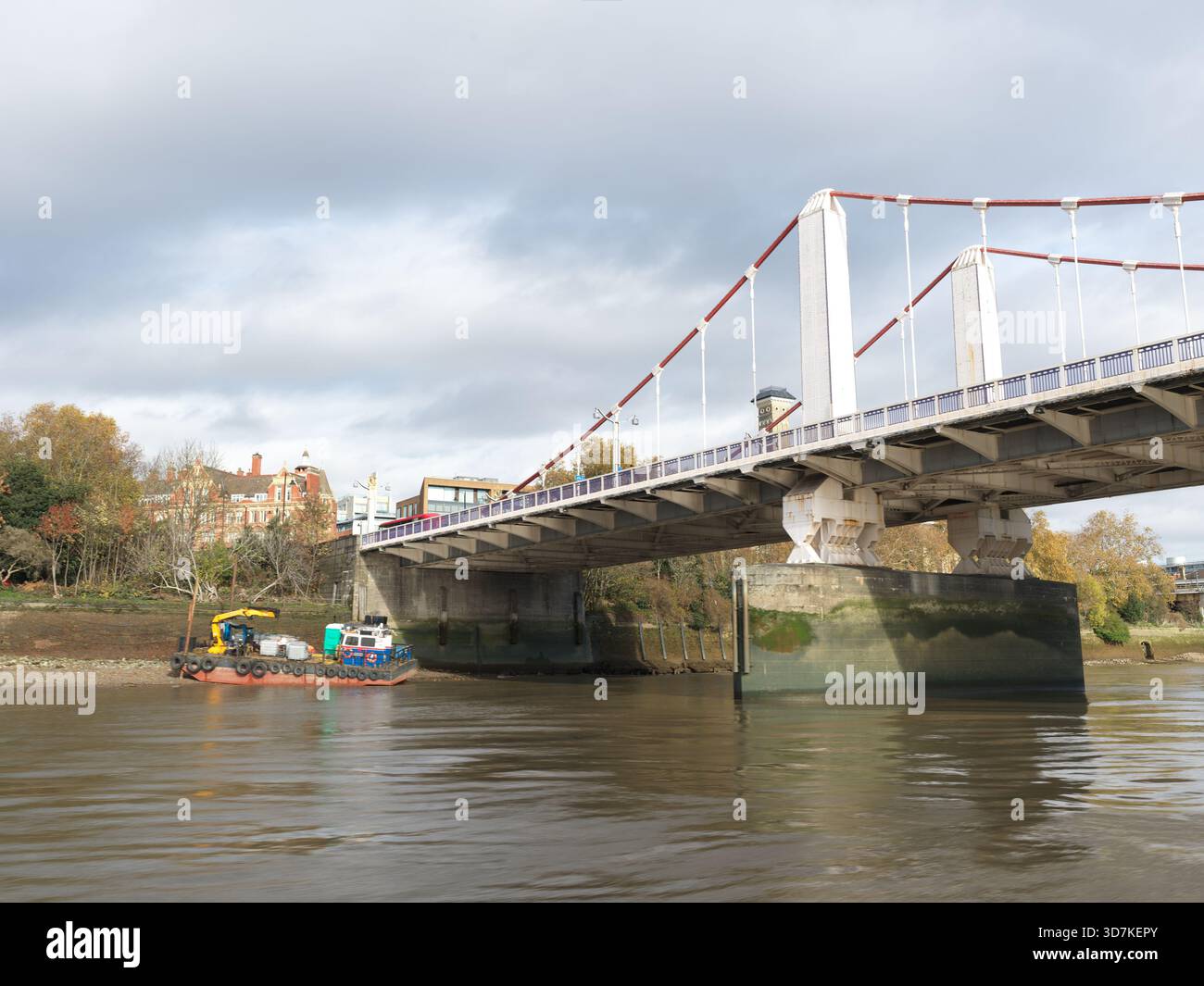 Chelsea bridge over the river Thames, London, England Stock Photo - Alamy