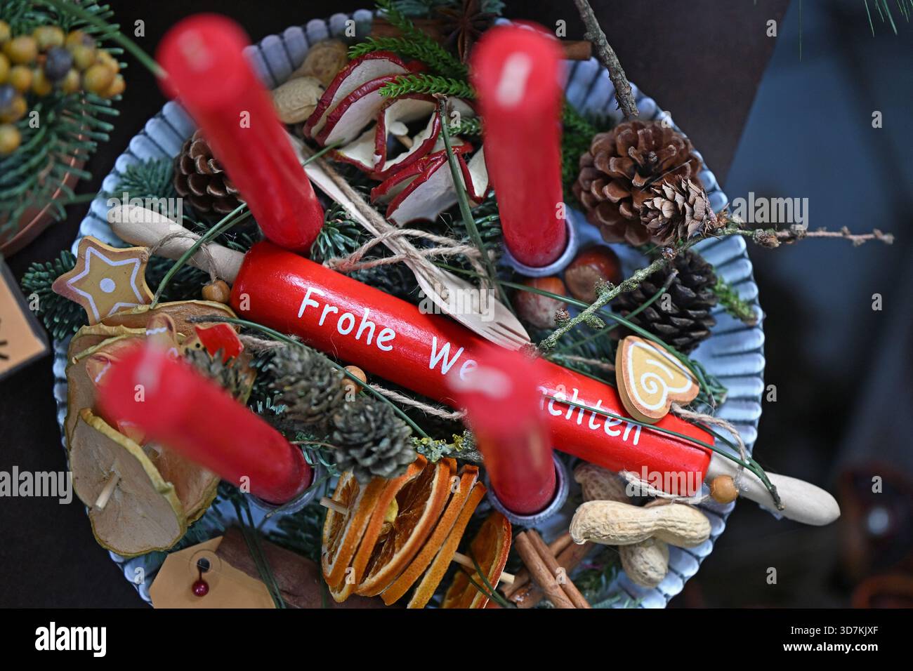 ILLUSTRATION - 26 November 2025, Saxony, Leipzig: An Advent wreath is ...