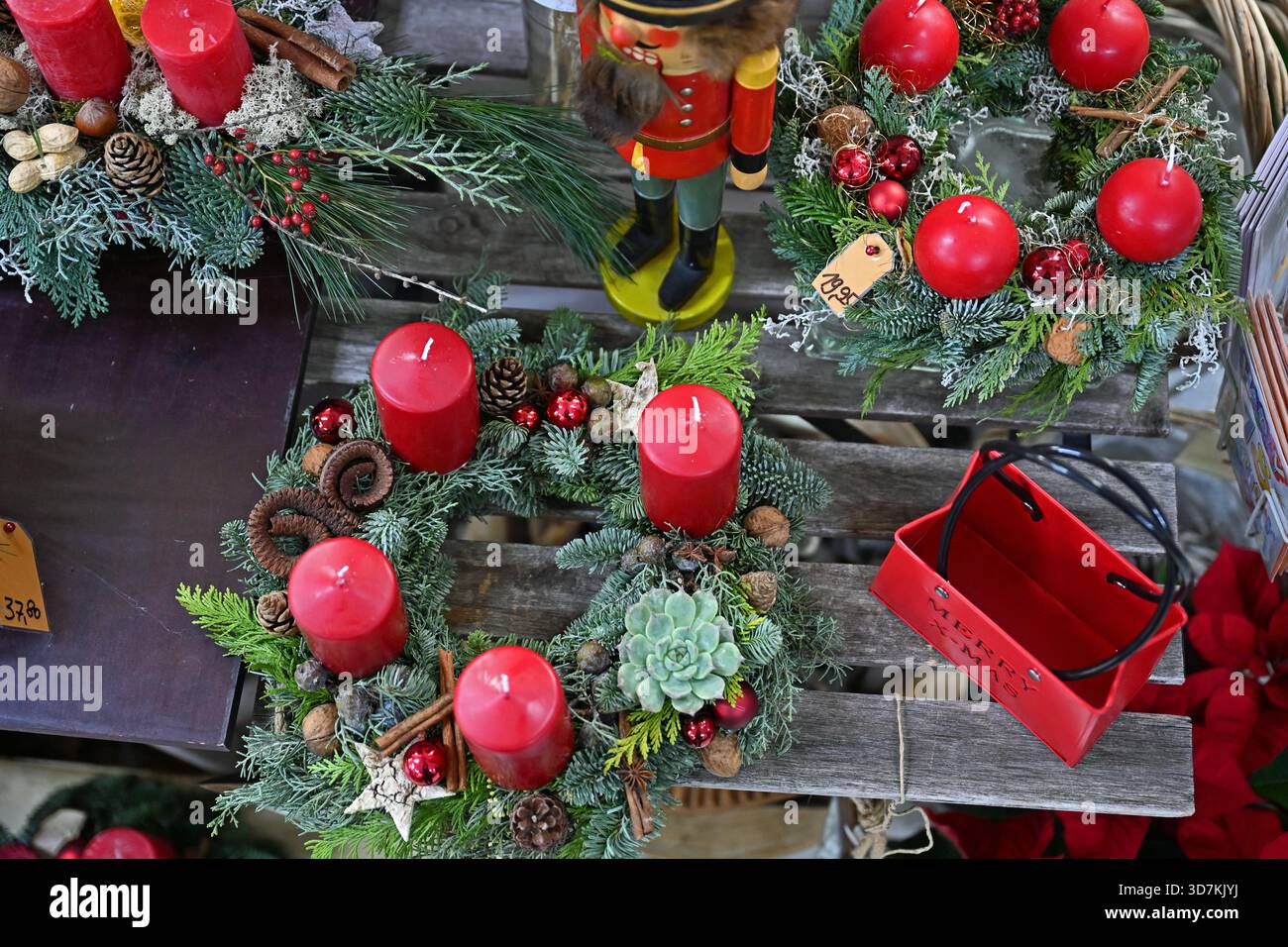 ILLUSTRATION - 26 November 2025, Saxony, Leipzig: An Advent wreath is ...