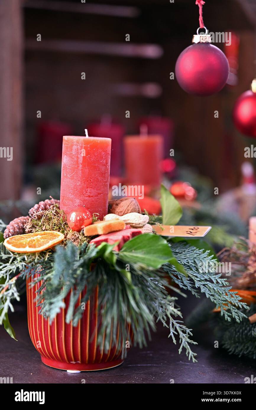ILLUSTRATION - 26 November 2025, Saxony, Leipzig: An Advent wreath is ...
