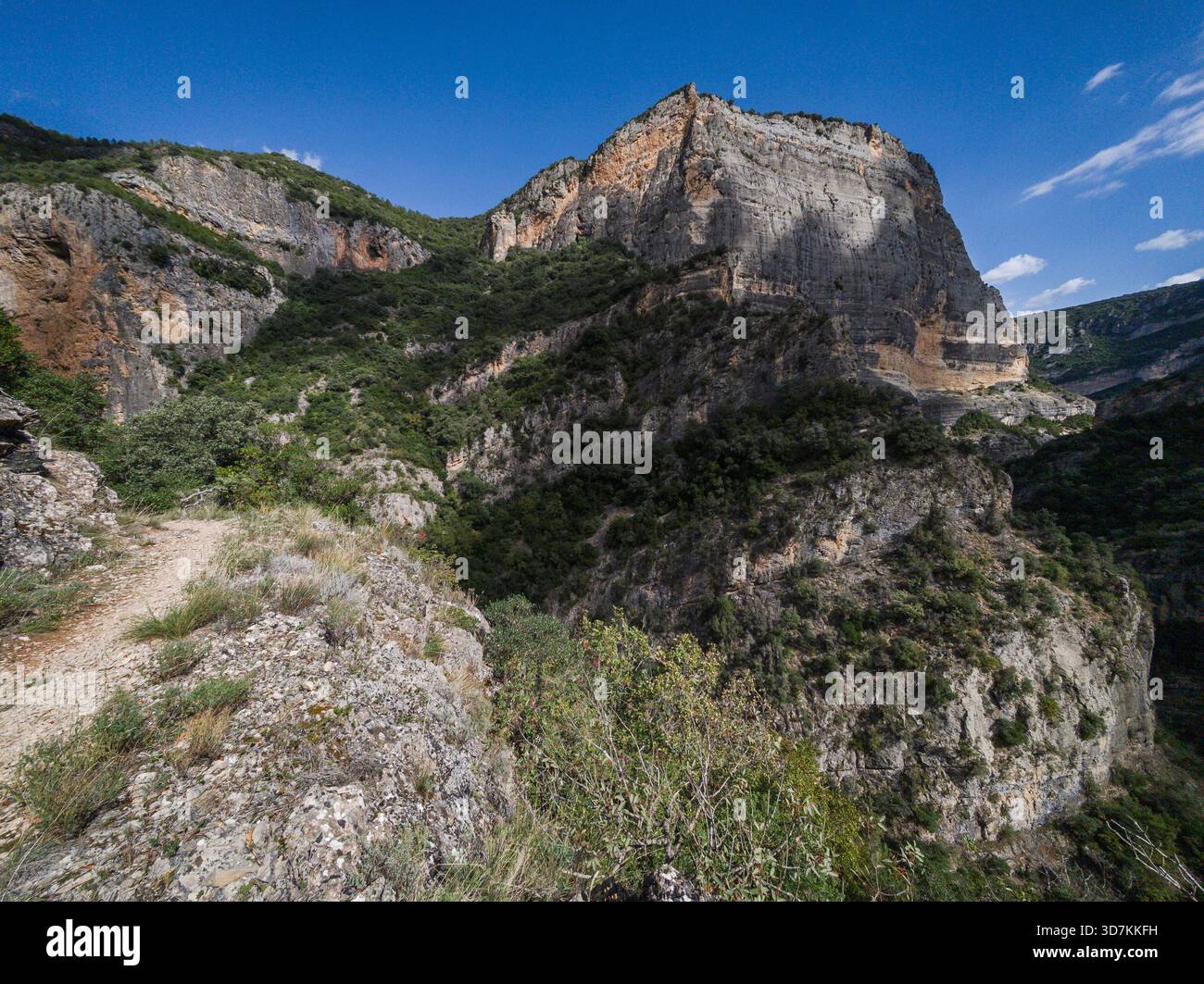 Terradets reservoir dam, path to Roca Regina and the Bosc ravine ...