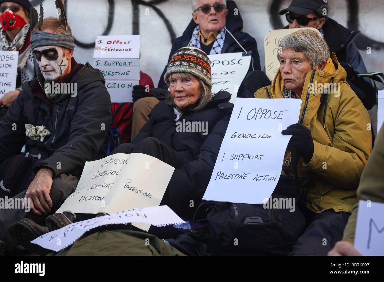 LONDON, UK - 26 Nov 2025: Police arrest Defend Our Juries activists ...