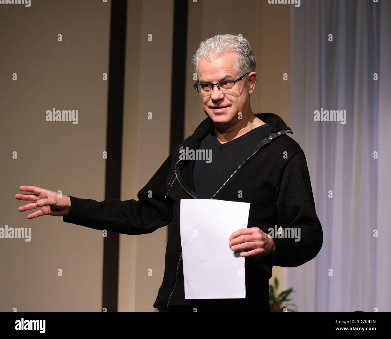 Klaus Seiffert im Theaterstueck der Neurosen-Kavalier von Gunther Beth ...