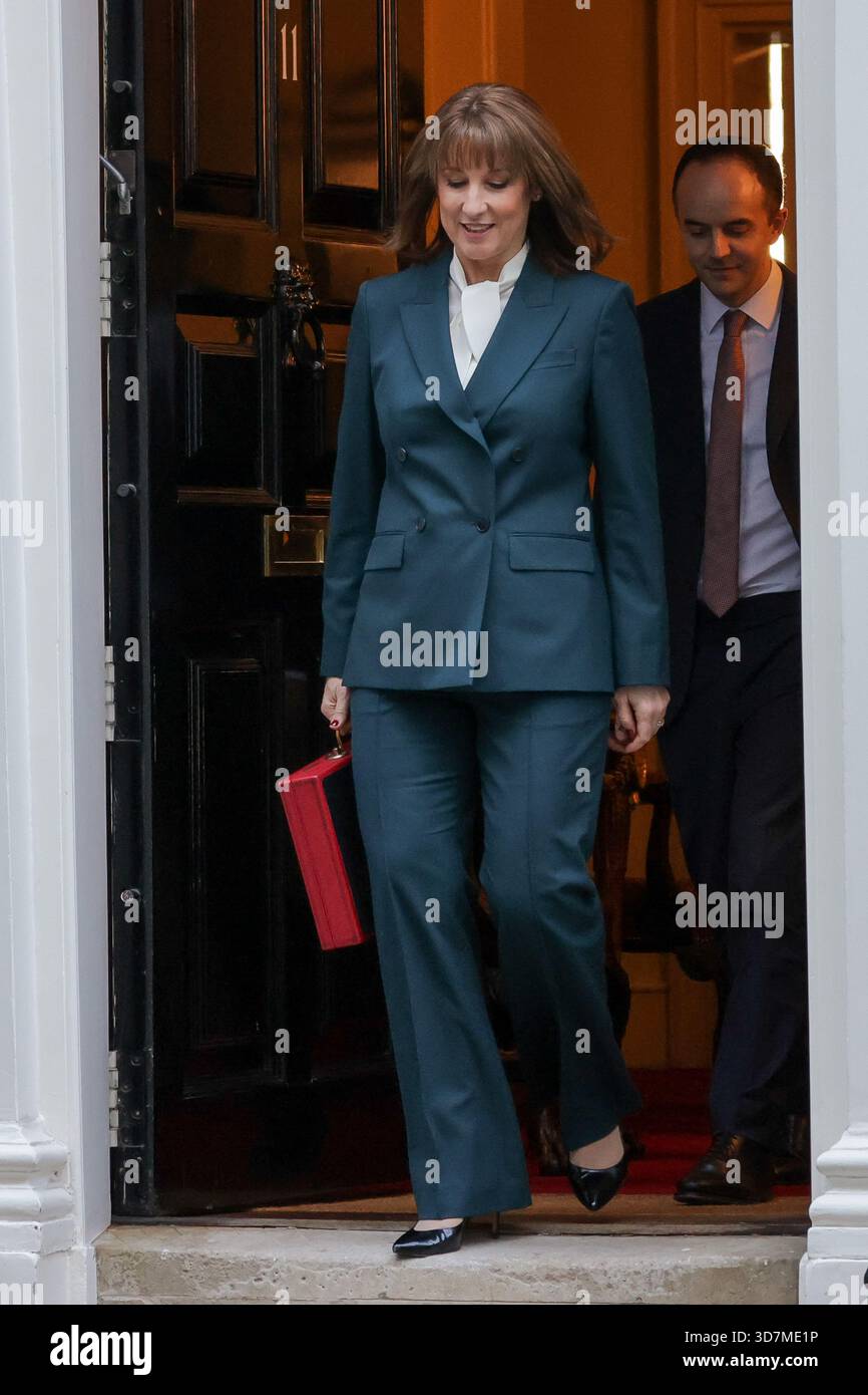 Red box budget 2025 hi-res stock photography and images - Alamy