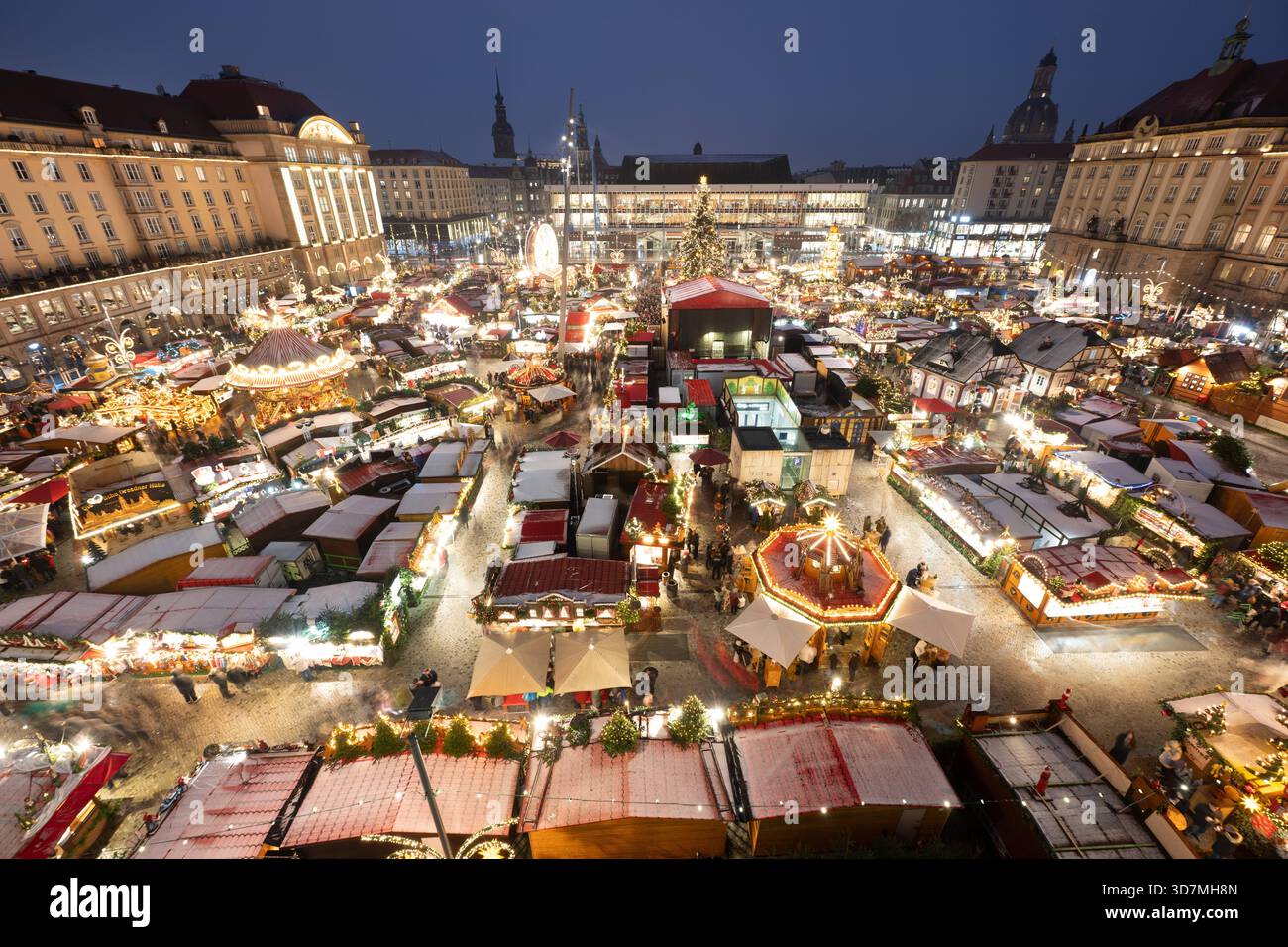 26 November 2025, Saxony, Dresden: The stalls at the 591st Dresden ...