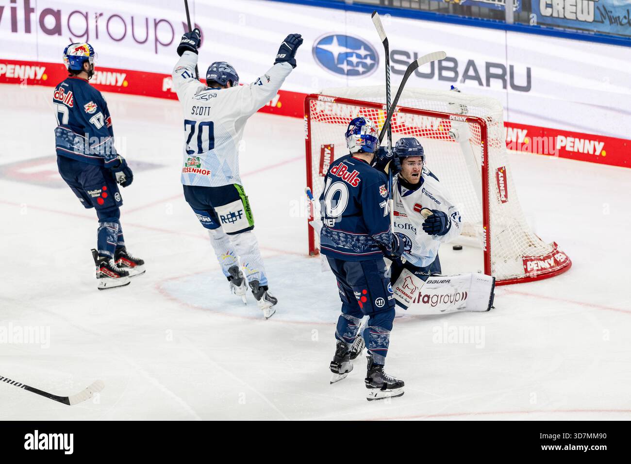 Josh Melnick (Straubing Tigers, #37) at his goal [goal] for the 1:1 ...