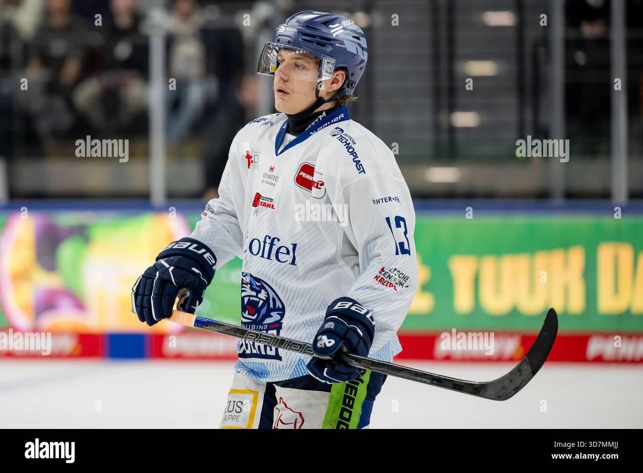 Mario Zimmermann (Straubing Tigers, #13) GER, EHC Red Bull Munich vs ...