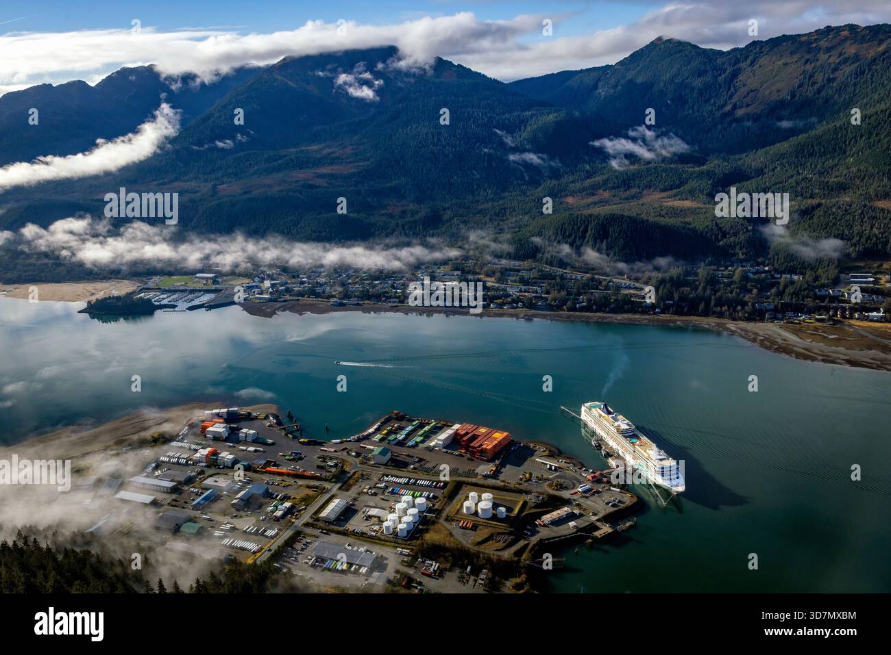 The Norwegian Jade cruise ship at the AJ Dock in the Gastineau Channel ...