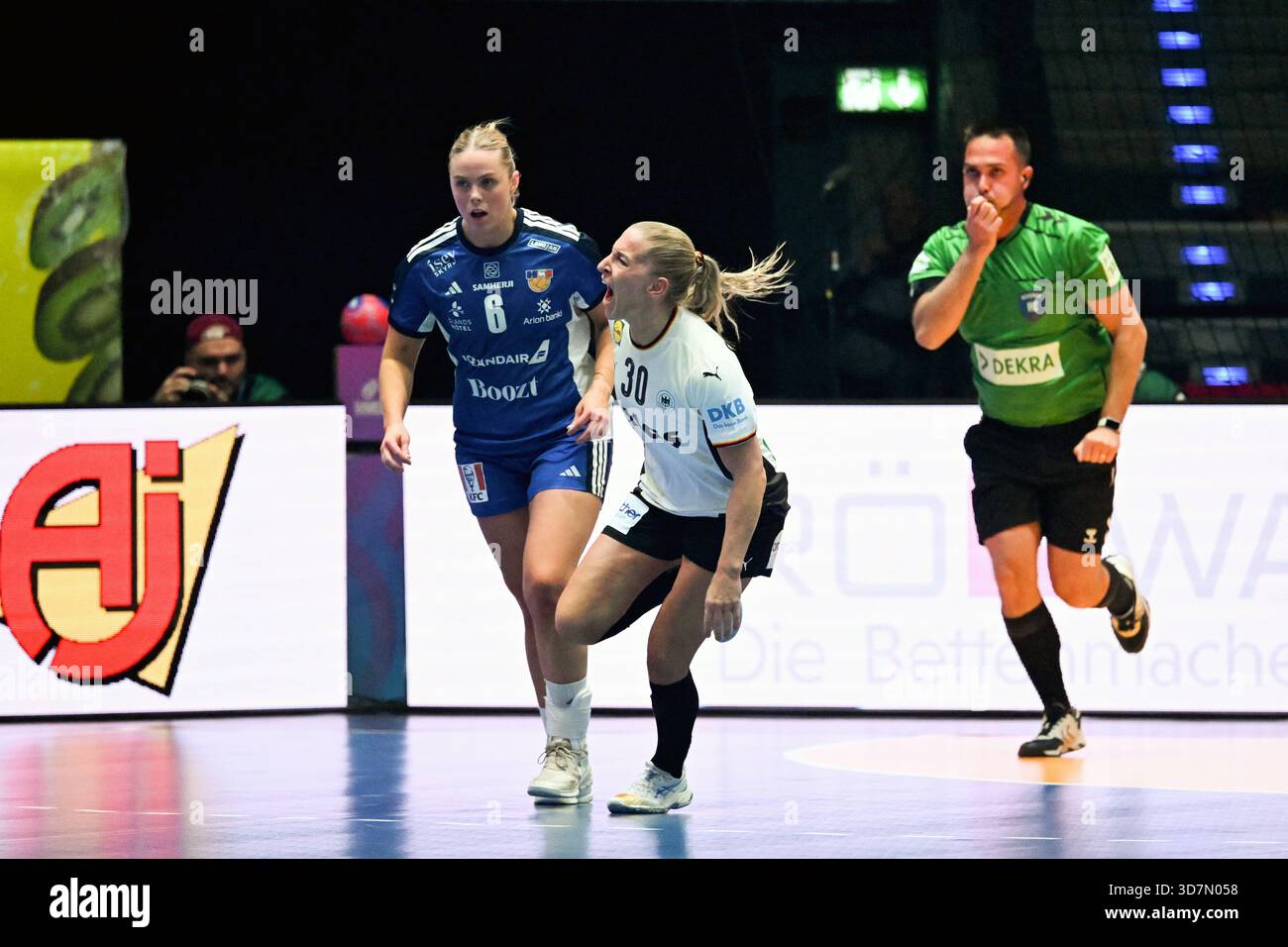 26 November 2025, Baden-Württemberg, Stuttgart: Handball, women, World ...