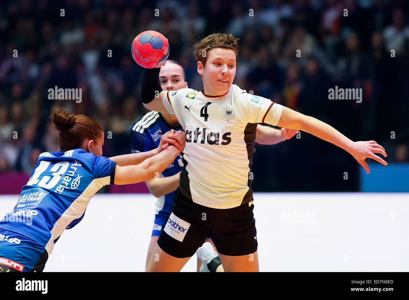 L.-R.: Matthildur Jonsdottir (Iceland, 43), Alina Grijseels (DHB, 4 ...
