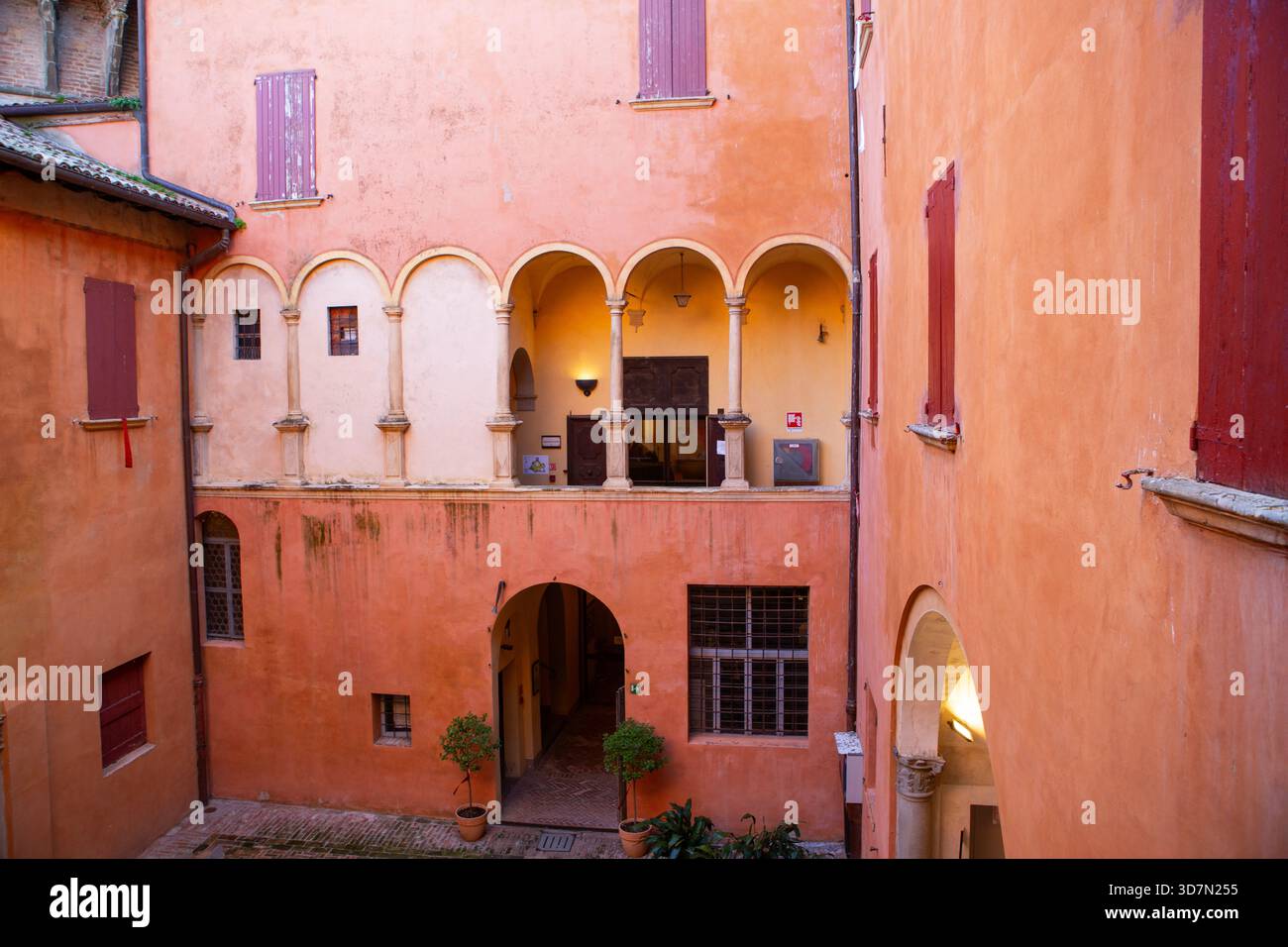 Historic italian courtyard terracotta hi-res stock photography and ...