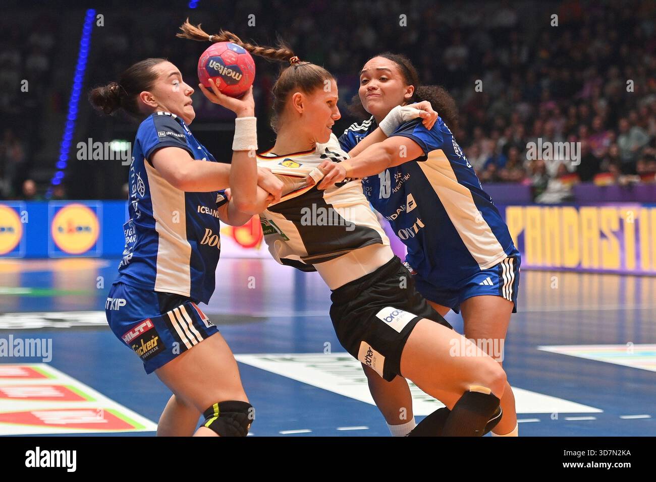 Xenia SMITS (GER), Action, duel against re:Lovisa THOMPSON (ISL). Group ...