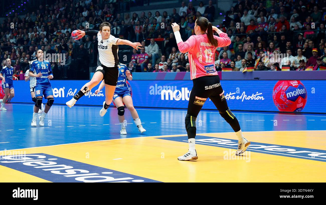 l.-r.: Alina Grijseels (DHB, 4) and goalkeeper Hafdis Renoedottir ...