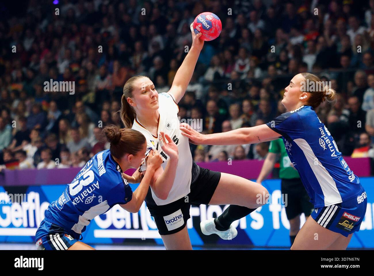 l.-r.: Matthildur Jonsdottir (Iceland, 43), Lisa Antl (DHB, 9) and ...