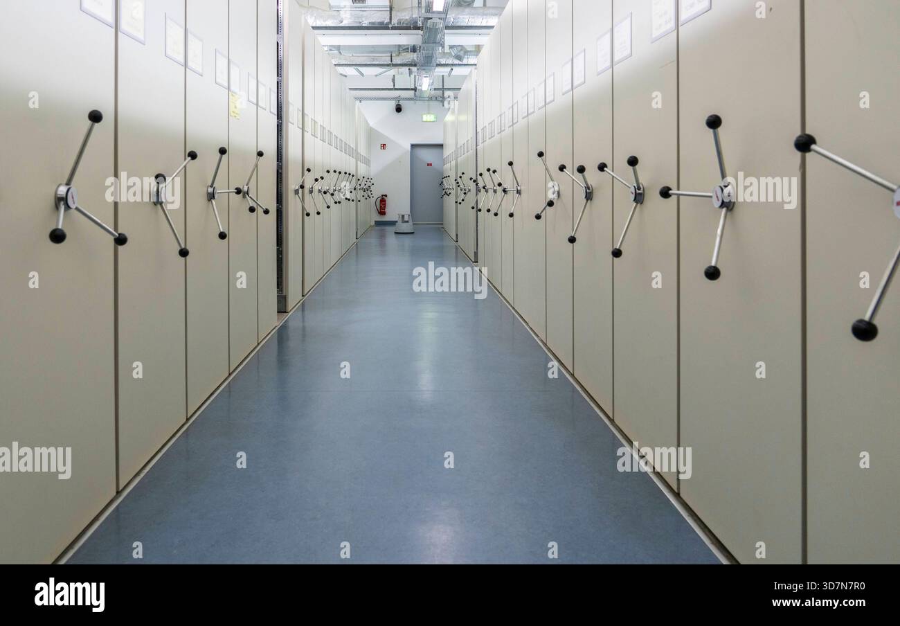 Ein Raum im Stasi-Unterlagen-Archiv im Bundesarchiv in Berlin ...