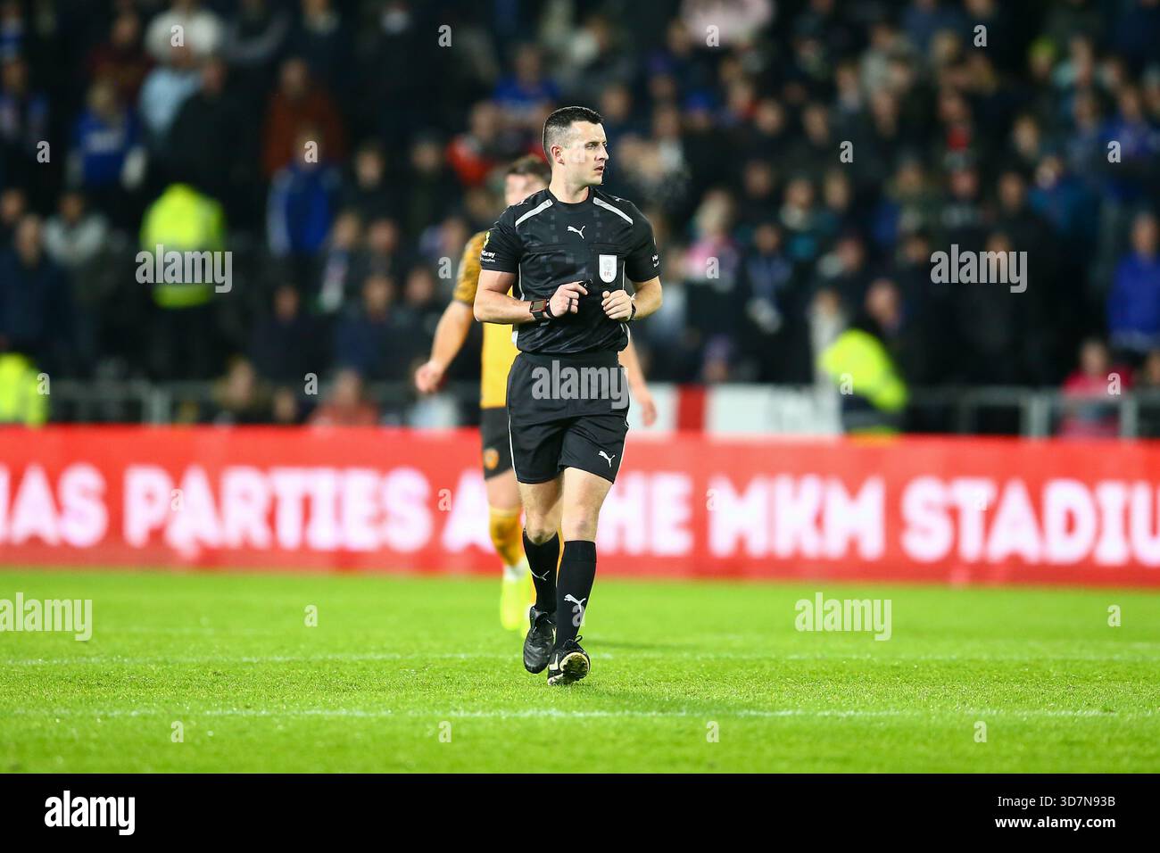 MKM Stadium, Hull, England - 25th November 2025 Referee Lewis Smith ...