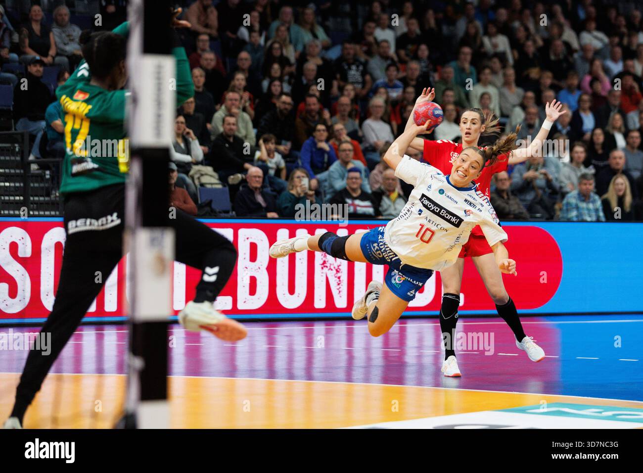 Suna Hansen (Faeroeer Inseln) trifft gegen Armelle Kelly Attingre ...
