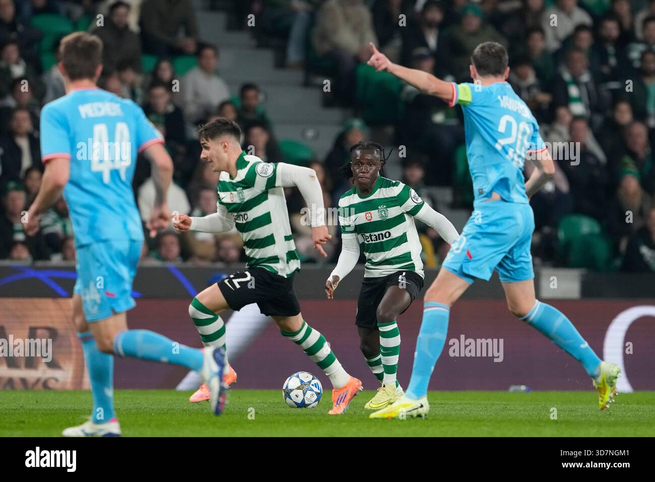 Sporting's Geovany Quenda, center, controls the ball during the ...